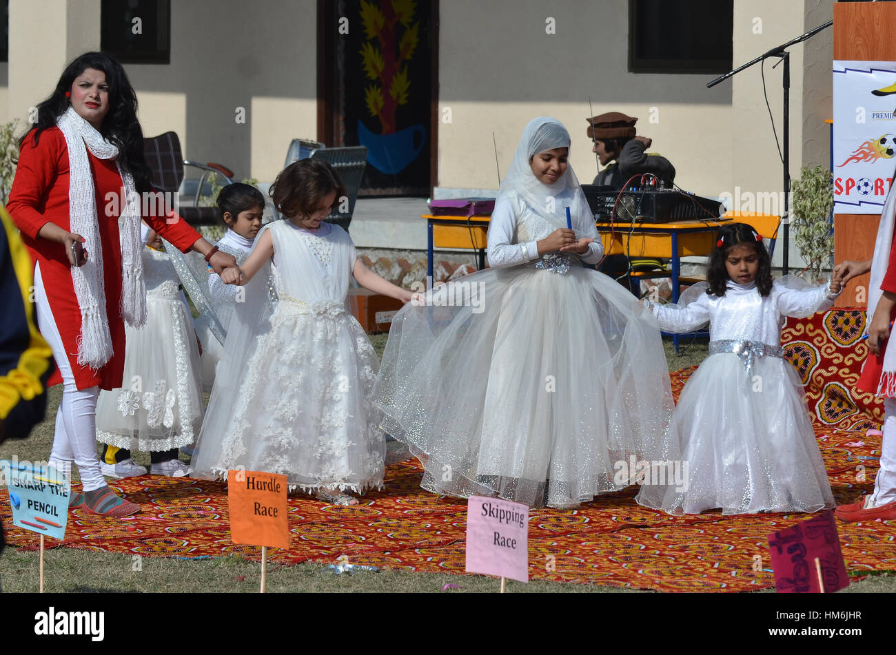 Lahore, Pakistan. 31st Jan, 2017. Pakistani students compete in sport ...