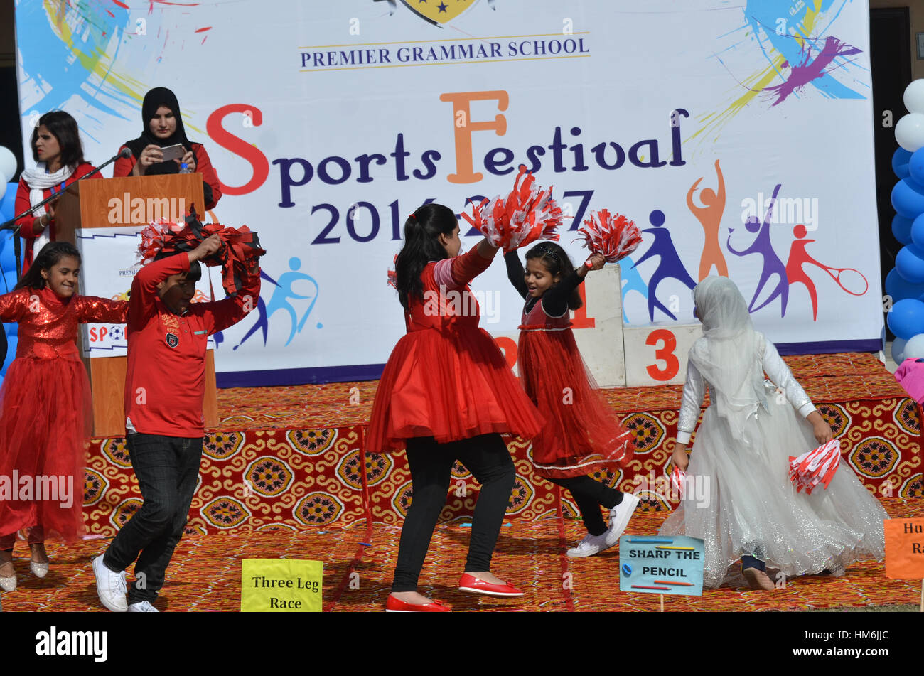 Lahore, Pakistan. 31st Jan, 2017. Pakistani students compete in sport ...