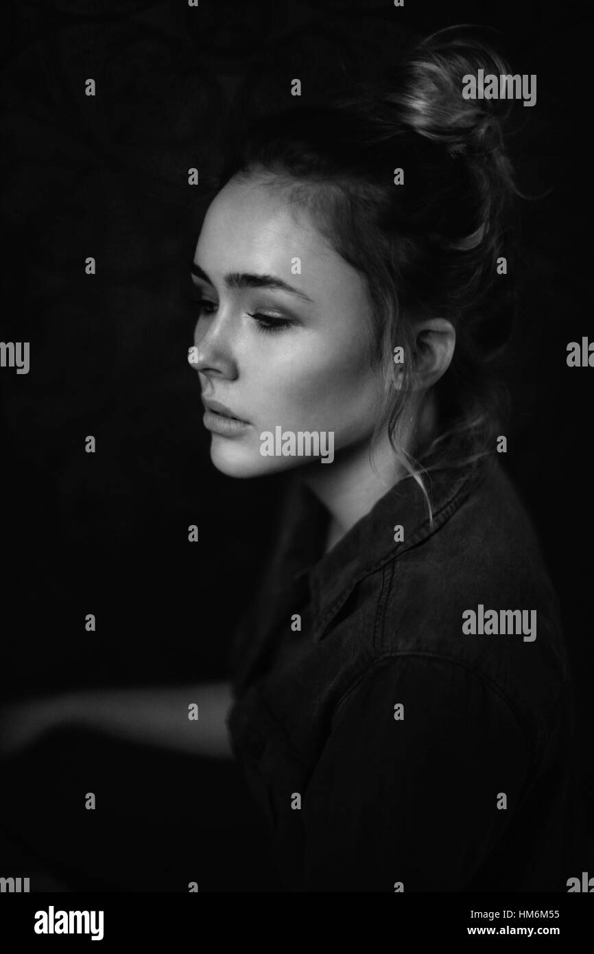 Studio dark hi-res stock photography and images - Alamy