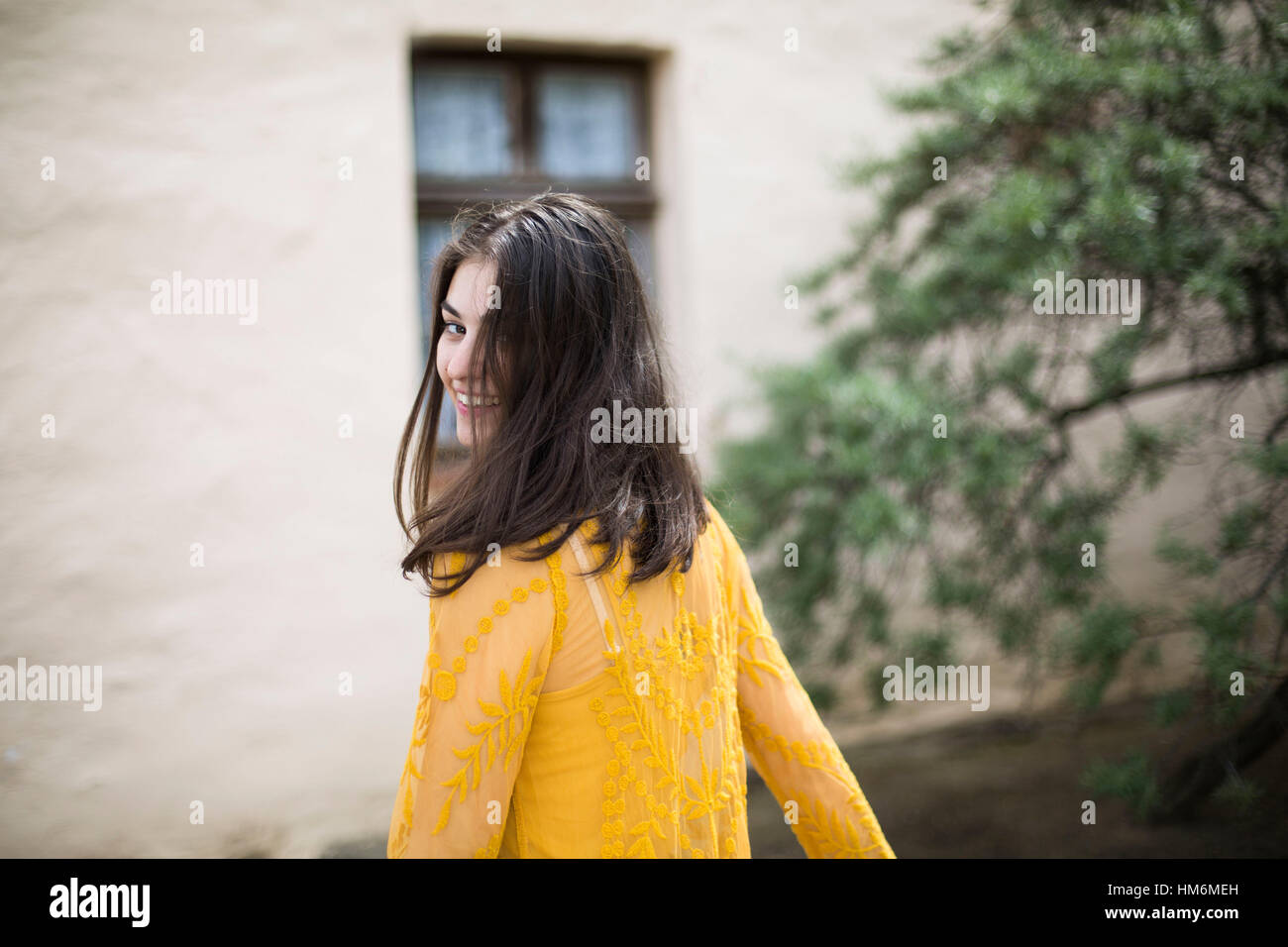 laughing woman looks over shoulder in the camera Stock Photo - Alamy