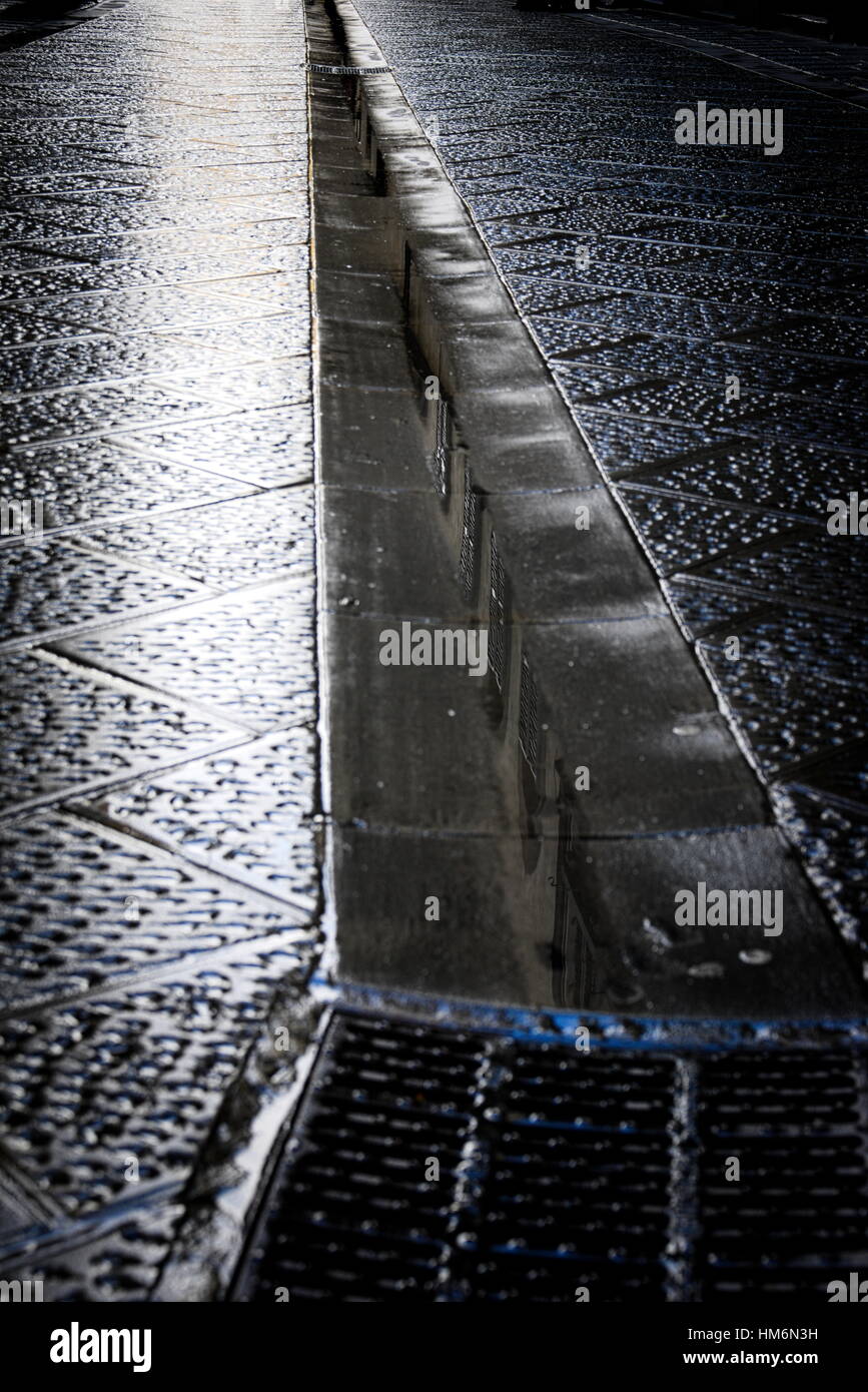 Wet city pavement hi-res stock photography and images - Alamy