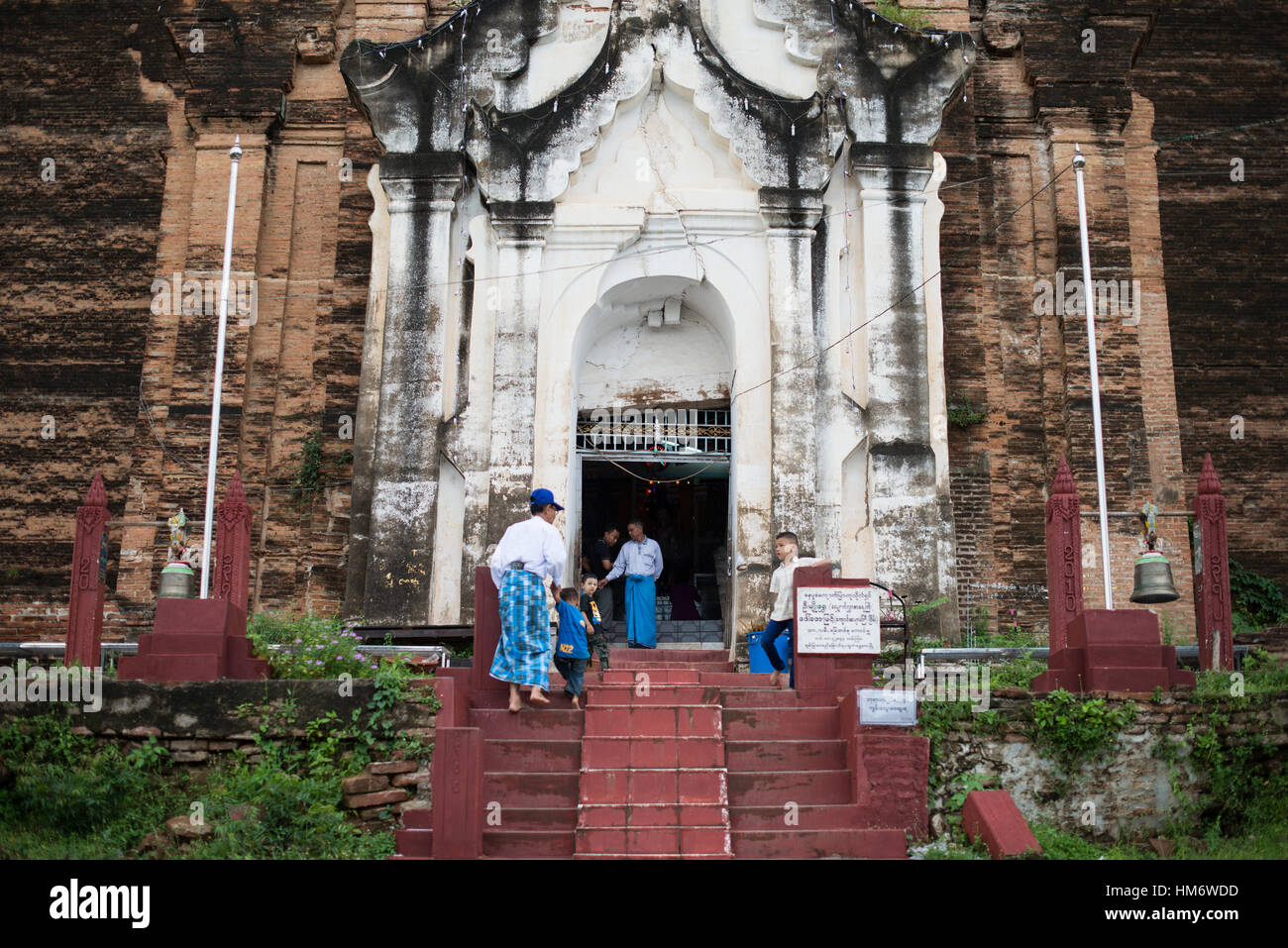Mingun Pahtodawgyi Unfinished Pagoda Mingun Myanmar // Mingun ...