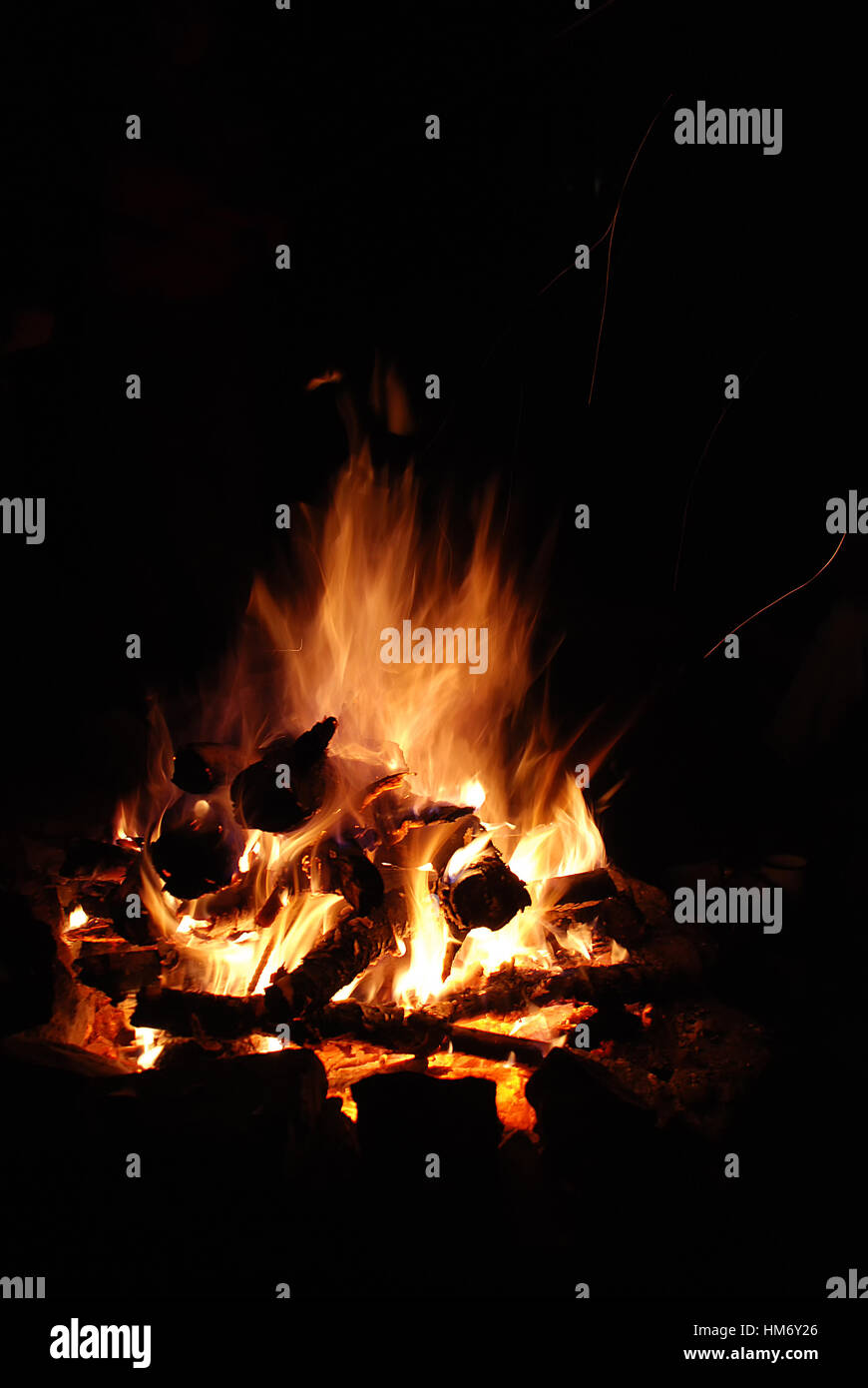 Burning logs in orange red bonfire at night Stock Photo - Alamy