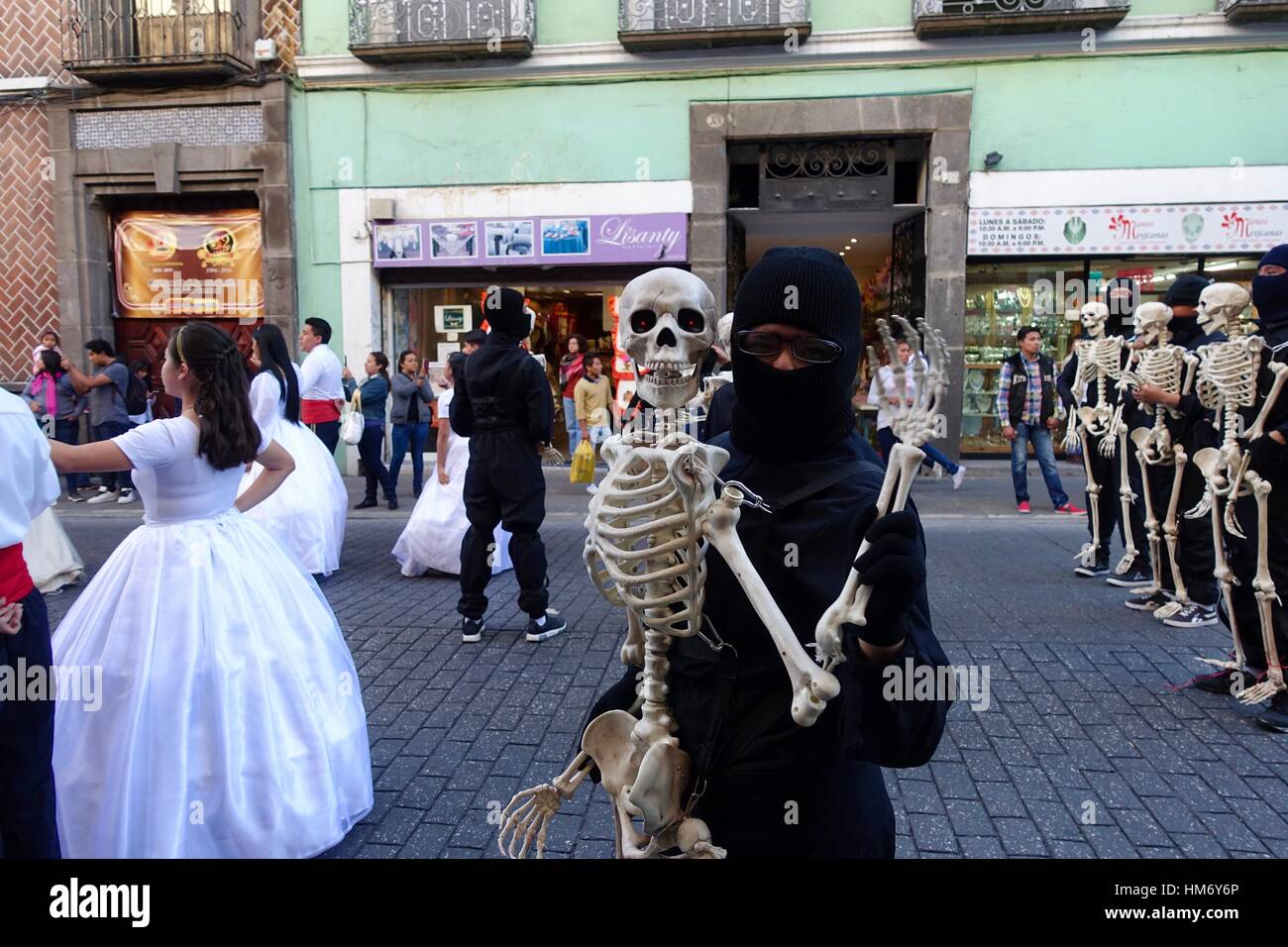 Dia de muertos dancing hi-res stock photography and images - Alamy