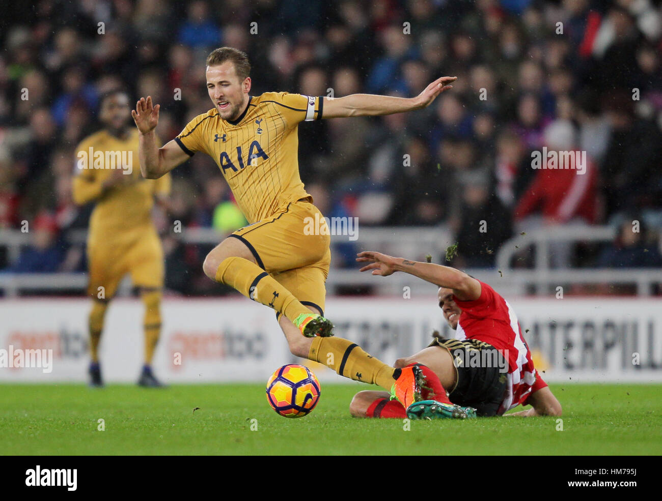 Tottenham Hotspur's Harry Kane is tackled by Sunderland's Jack Rodwell ...