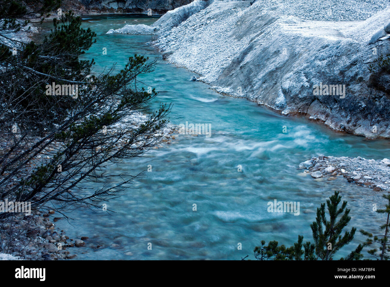 Icy riverbank hi-res stock photography and images - Alamy