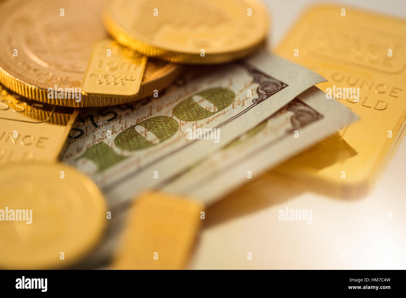 Close-up of gold coins and banknotes Stock Photo - Alamy