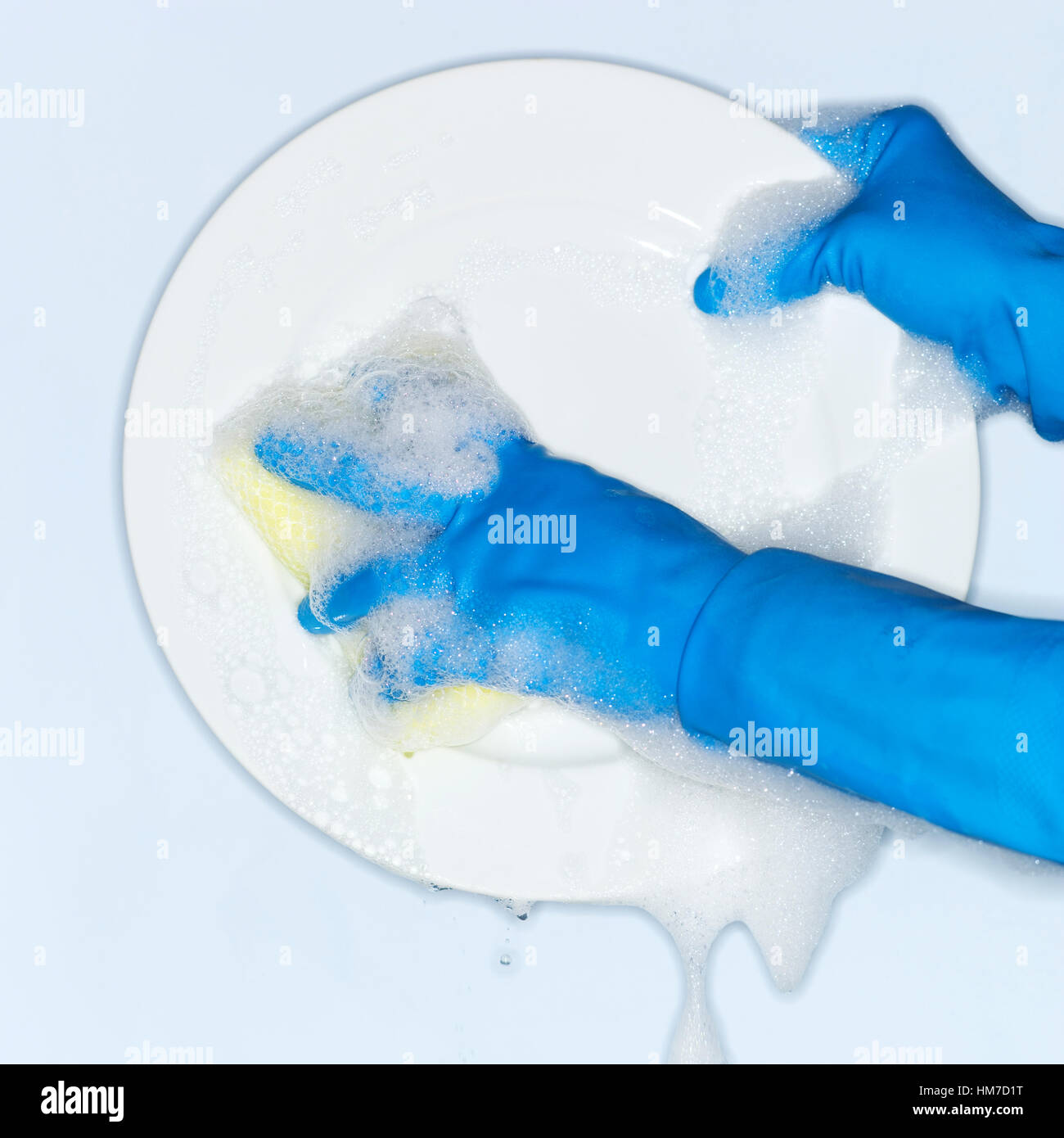 Hands washing dishes hi-res stock photography and images - Alamy