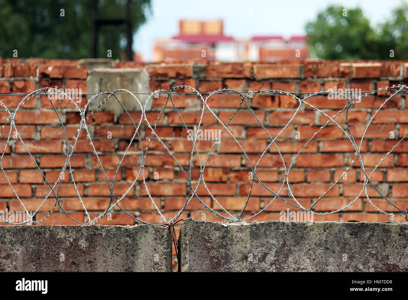 Barbed Wire On Brick Wall Stock Photos & Barbed Wire On Brick Wall ...