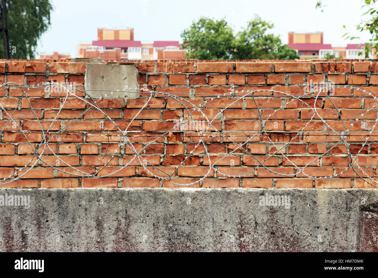 Red brick wall barbed wire hi-res stock photography and images - Alamy