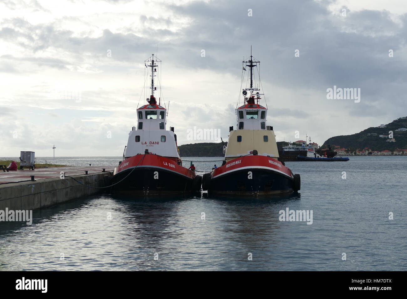 Tugs assisting ship hi-res stock photography and images - Alamy