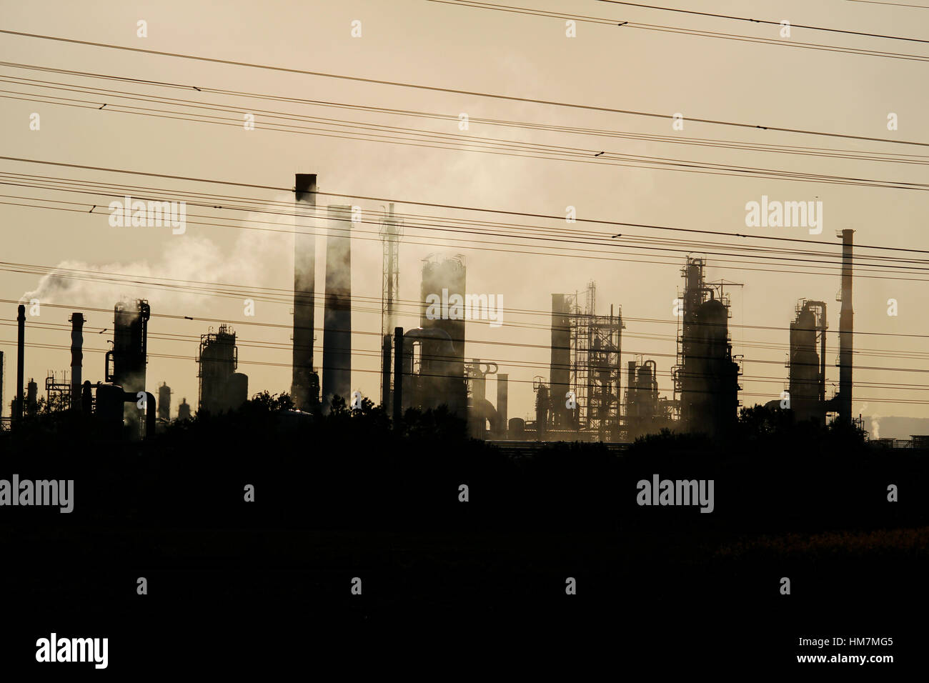 Crude oil refinery distillation tower hi-res stock photography and ...