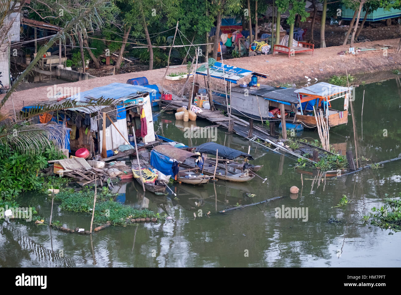 Boats and floating houses in a slum urban area on Sai Gon river Stock ...