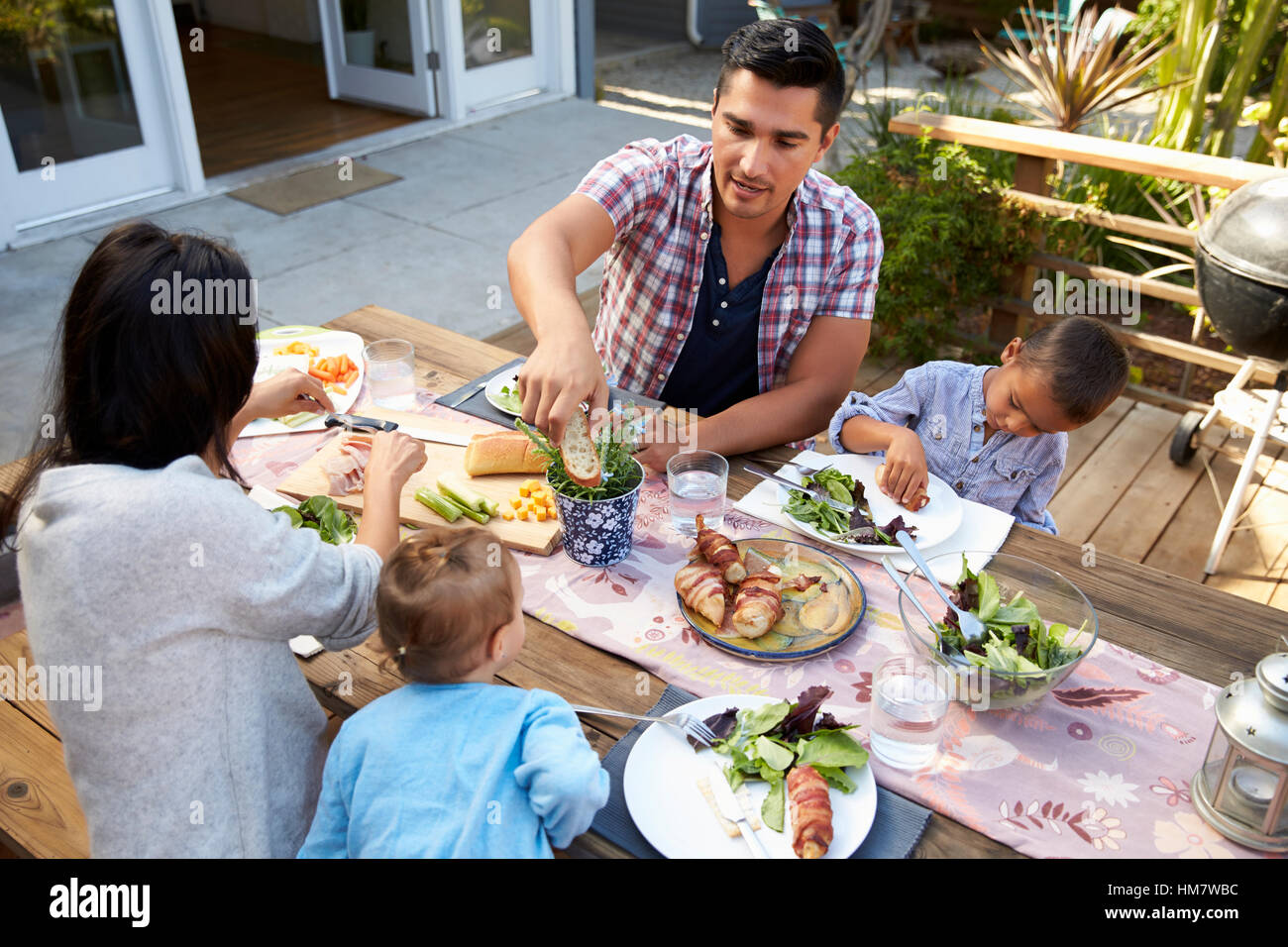 Outdoor family dinner hi-res stock photography and images - Alamy