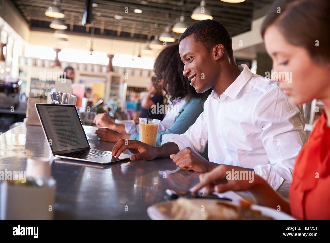 People sitting diner counter hi-res stock photography and images - Alamy