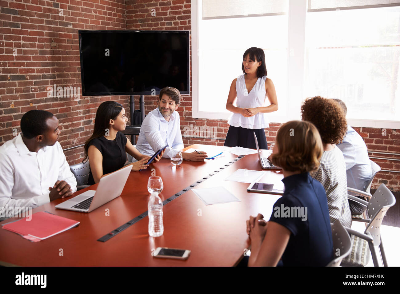 Man addressing group of men hi-res stock photography and images - Alamy