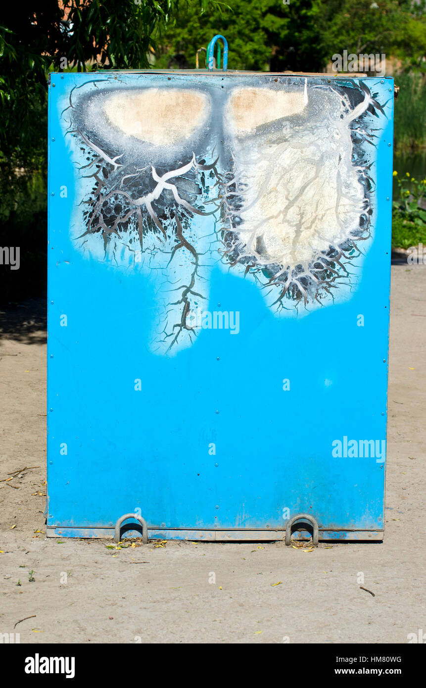 Metal dustbin hi-res stock photography and images - Alamy