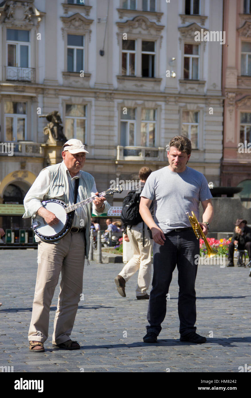 Street musicians standing hi-res stock photography and images - Alamy