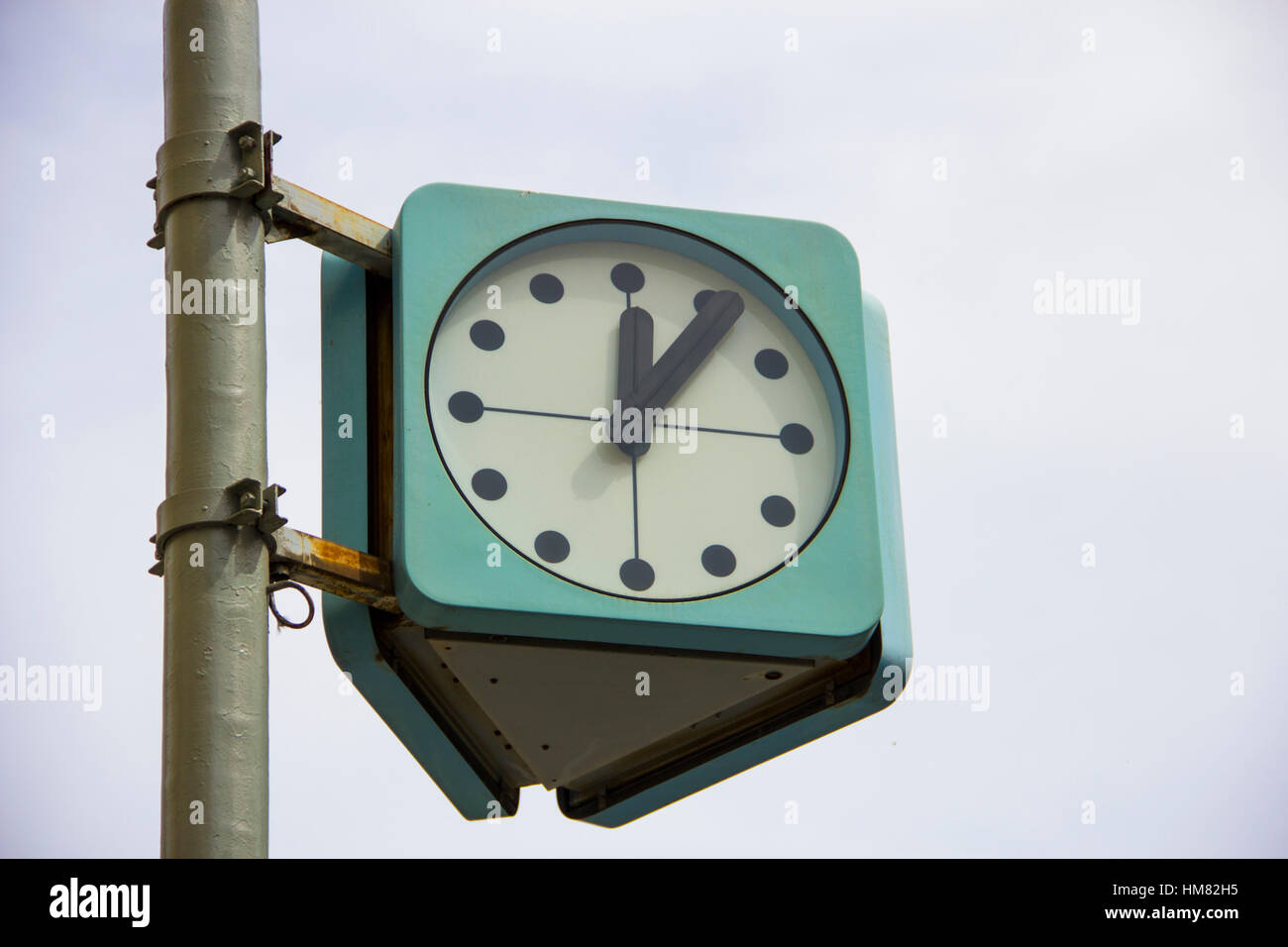 Outdoor analog clock hi-res stock photography and images - Alamy