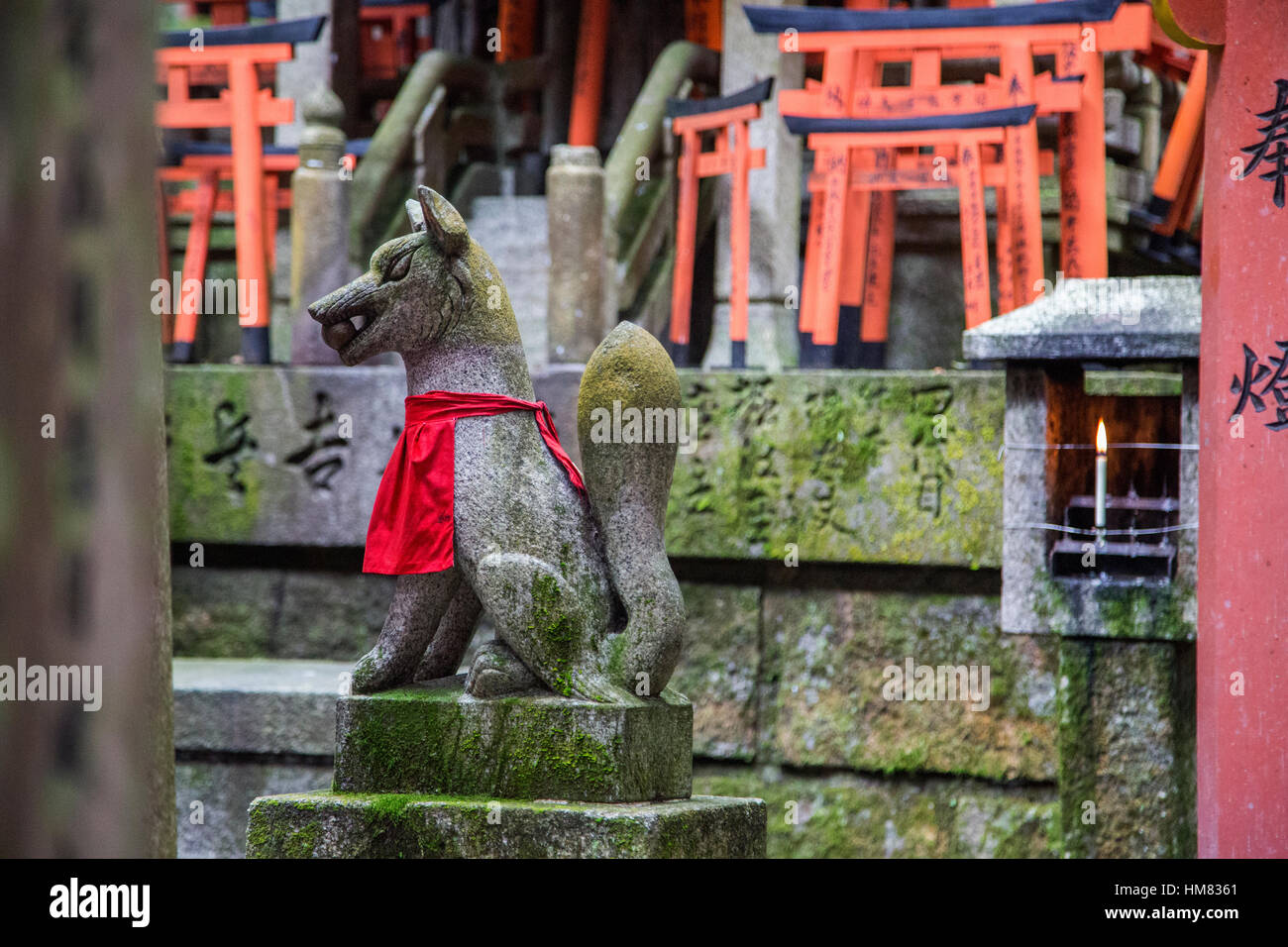 Fox sculpture in fushimi inari hi-res stock photography and images - Alamy