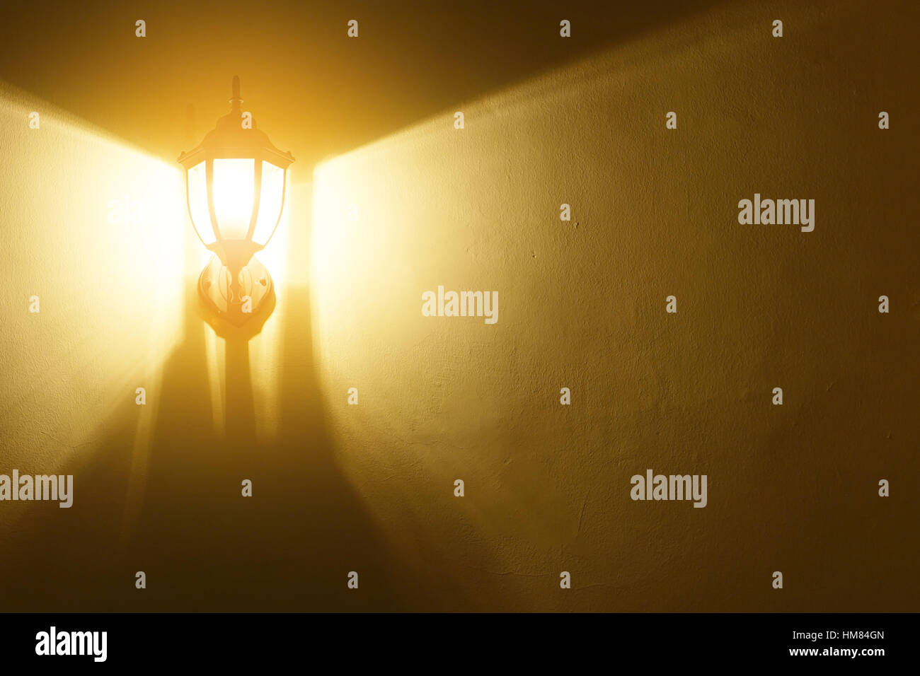 light from wall lamp on the wall Stock Photo - Alamy