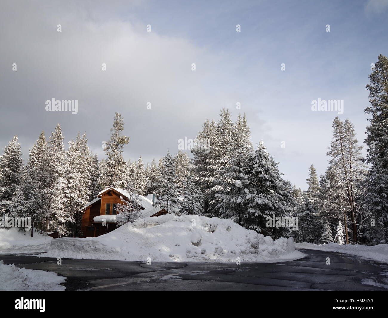 Winter Log Cabin Stock Photo - Alamy