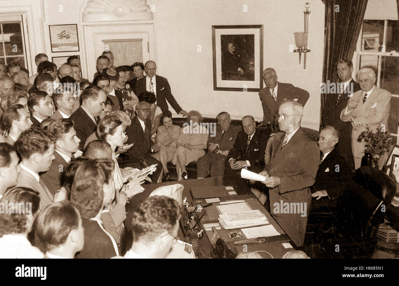 President Truman announces Japan's surrender, at the White House ...