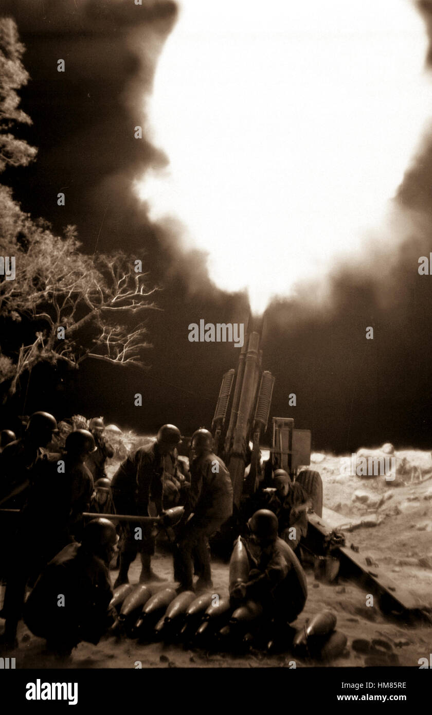 Artillery barrage hi-res stock photography and images - Alamy