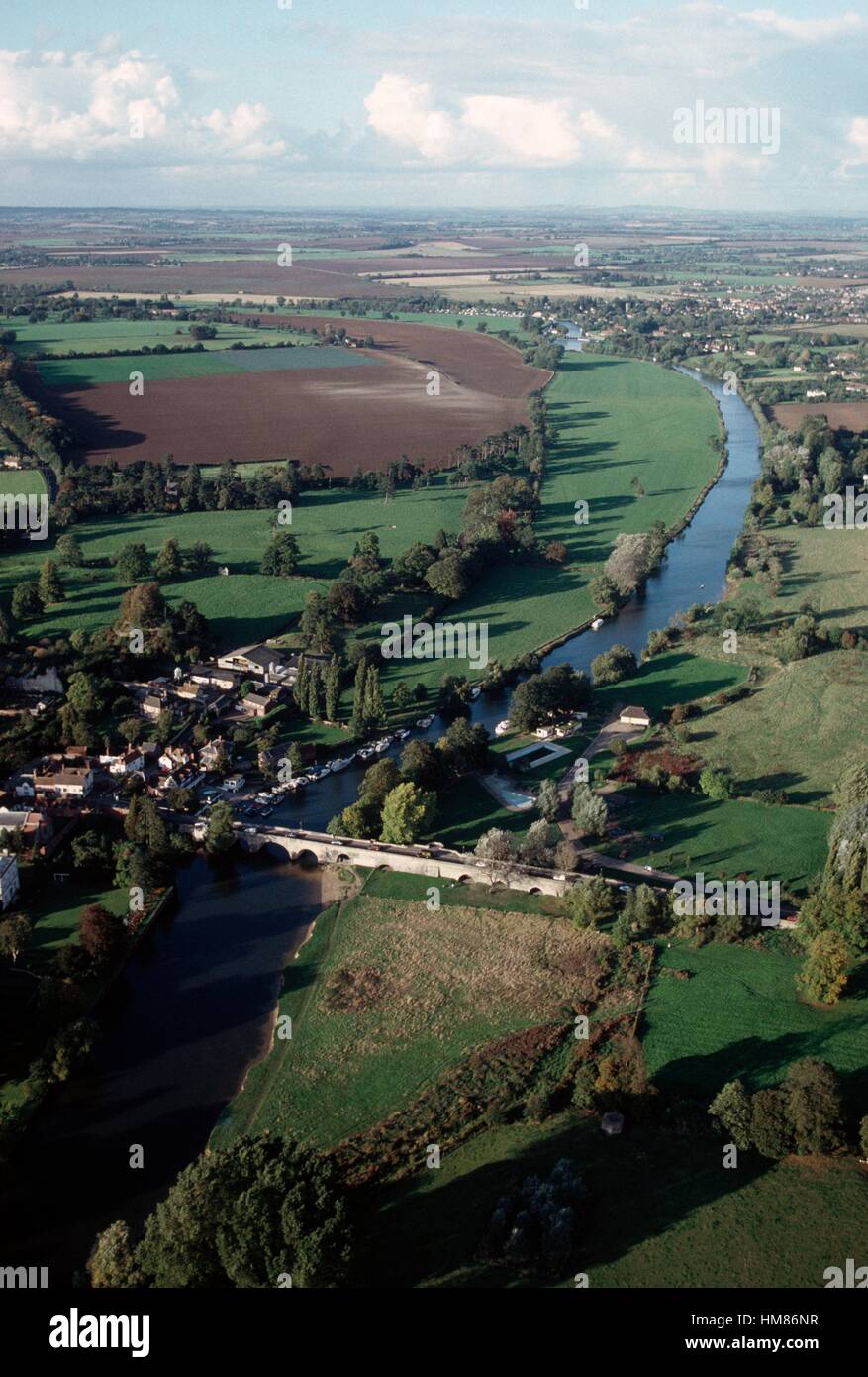 Medieval bridge over the River Thames at Wallingford, Oxfordshire ...