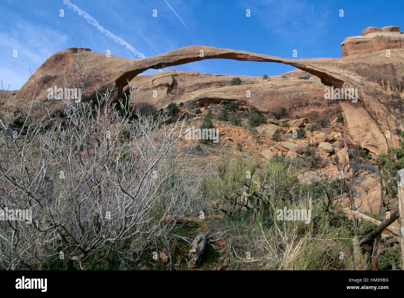 Landscape Arch, longest natural rock arch in the world, Devil's garden ...