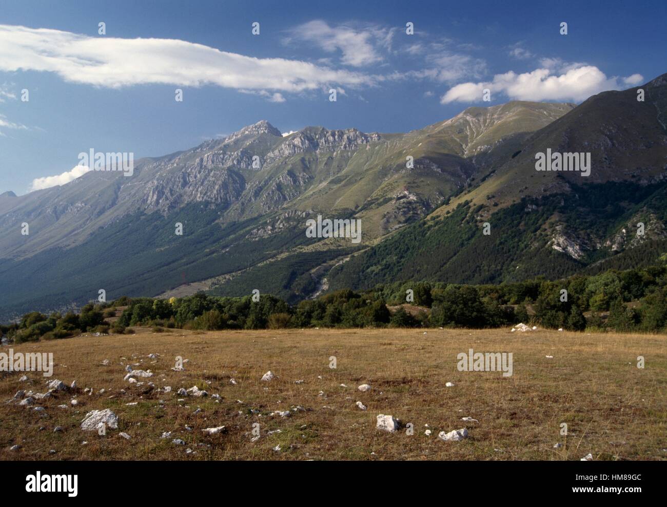 Landscape facing the Campo Imperatore mountain grasslands, Gran Sasso ...