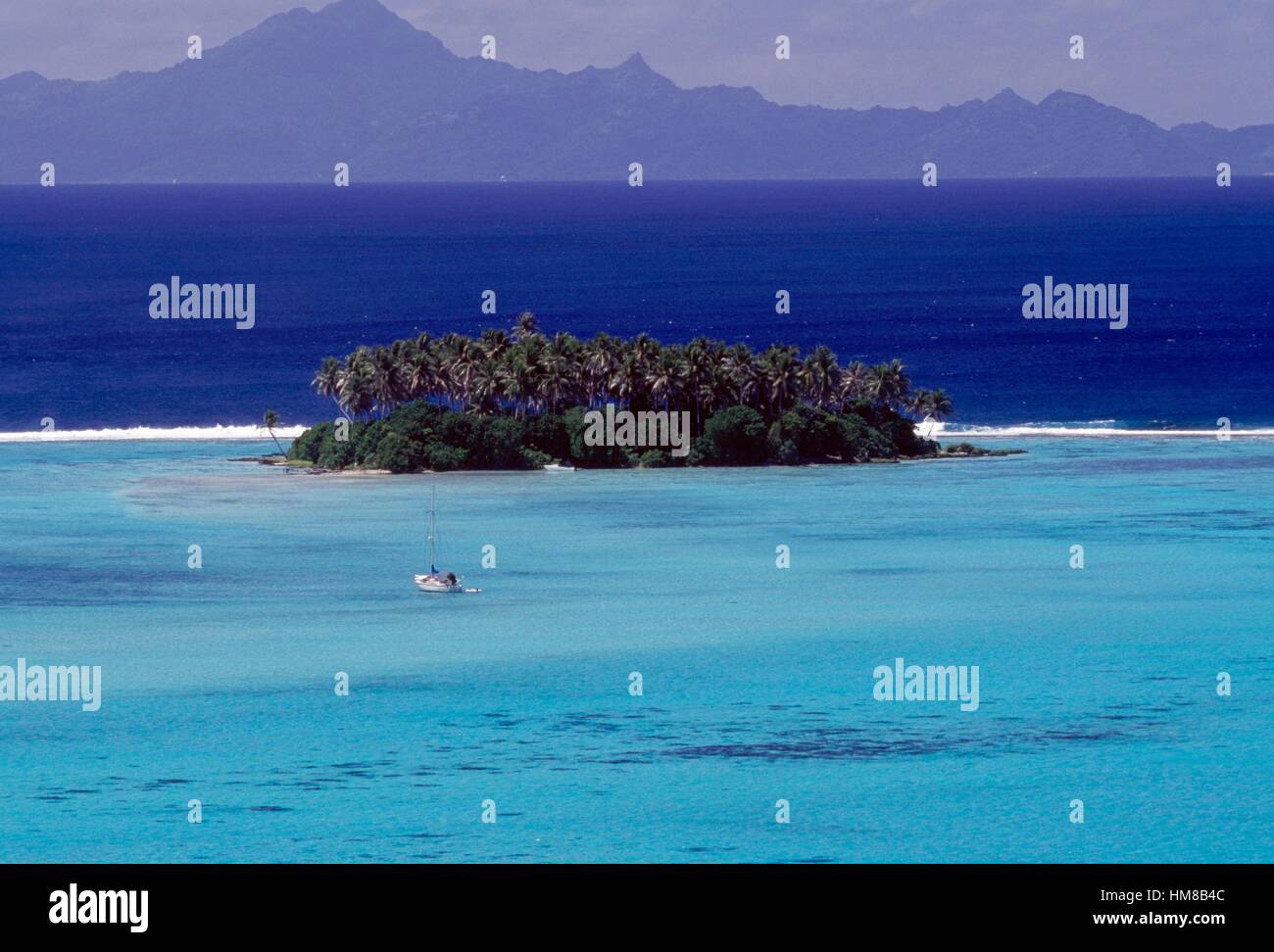 Atoll islands hi-res stock photography and images - Alamy
