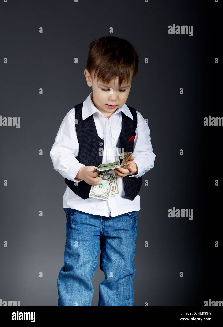 portrait of little boy counting money Stock Photo - Alamy