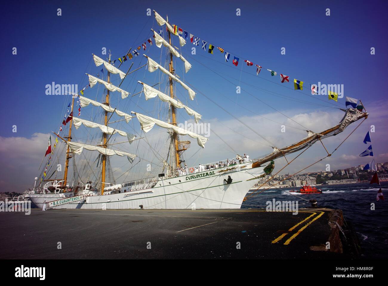 School sailing ship hi-res stock photography and images - Alamy