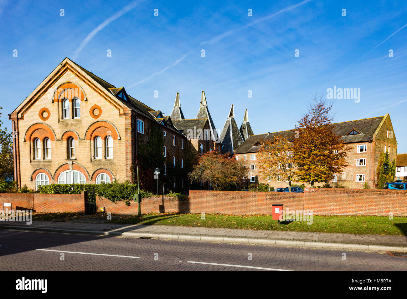 Converted oast house hi-res stock photography and images - Alamy