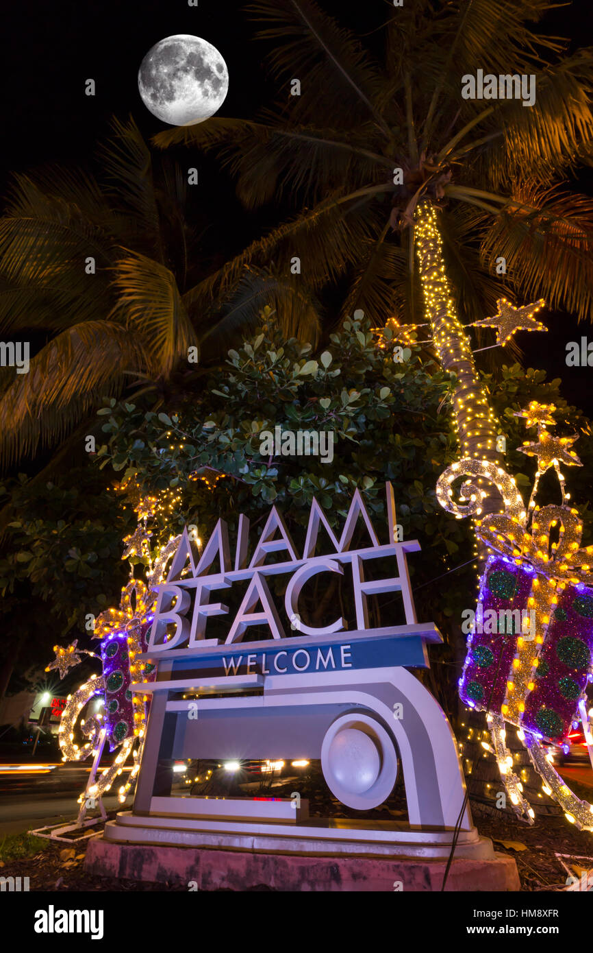 CHRISTMAS DECORATIONS ON WELCOME SIGN MIAMI BEACH FLORIDA USA Stock ...