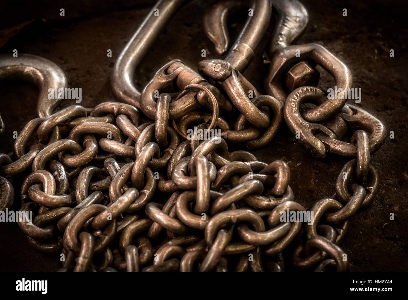 Lifting chain hi-res stock photography and images - Alamy