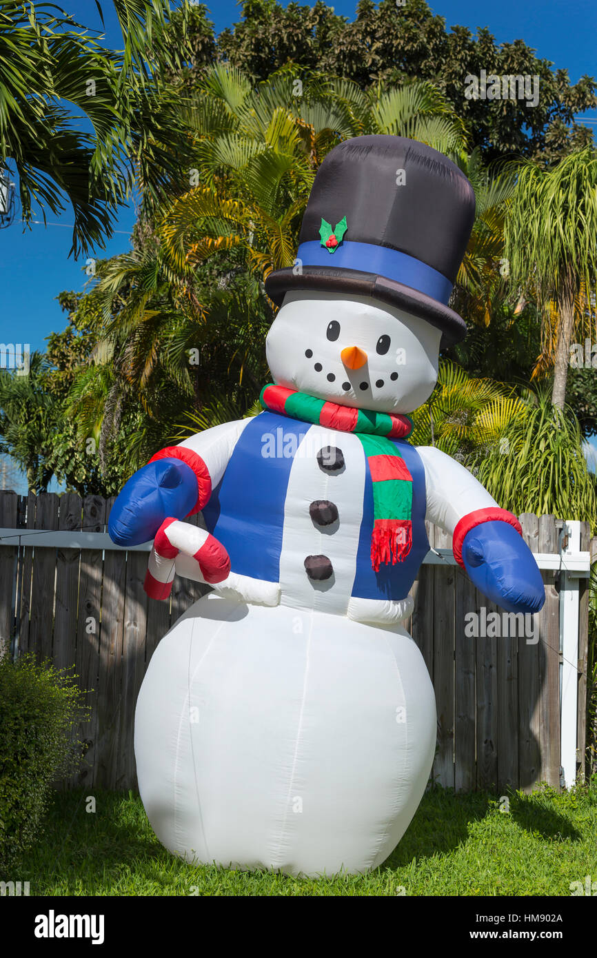 INFLATABLE SNOWMAN IN FRONT OF PALM TREES IN RESIDENTIAL FRONT YARD ...