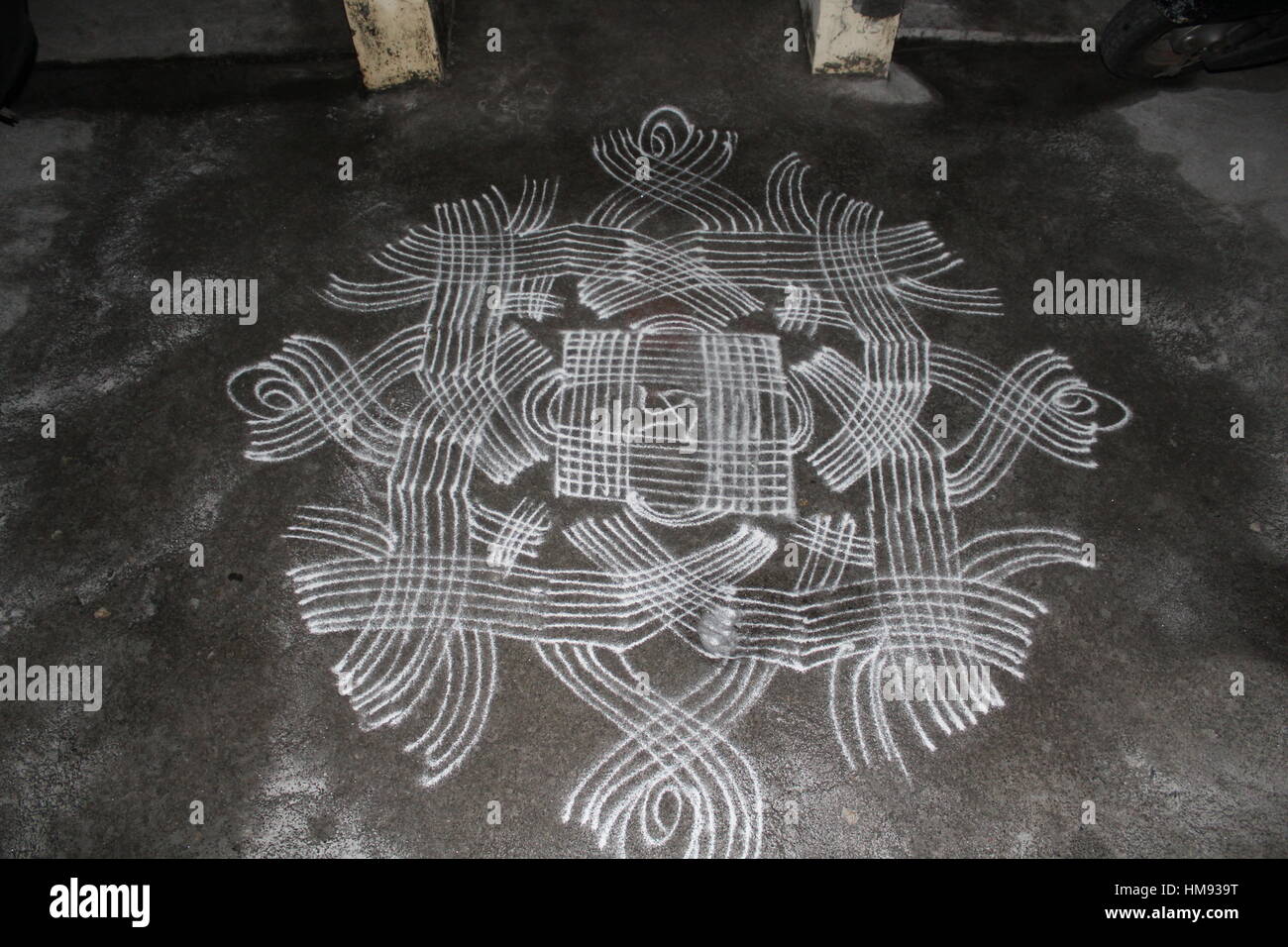 Kolam rangoli hi-res stock photography and images - Alamy