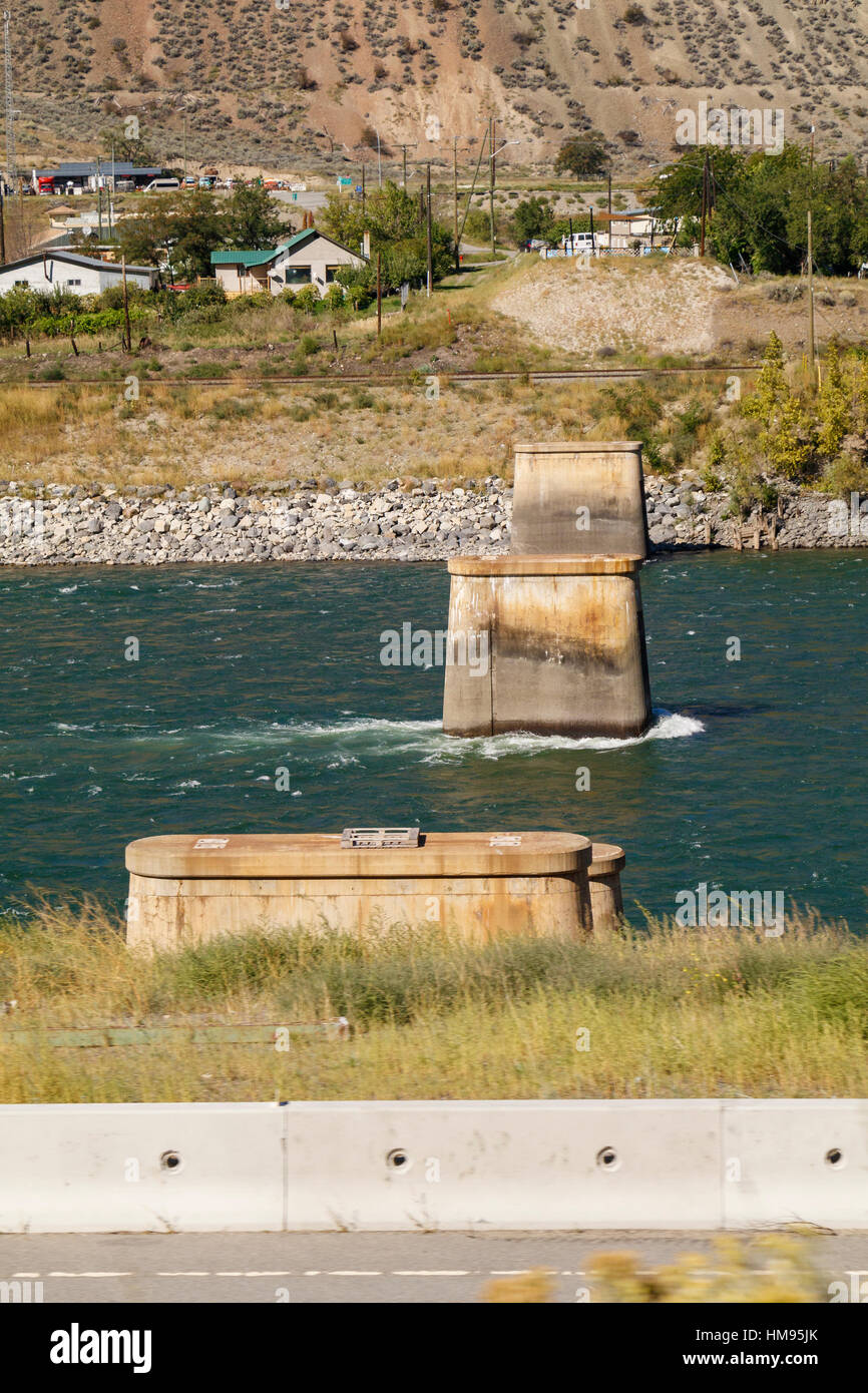 Bridge pylons hi-res stock photography and images - Alamy