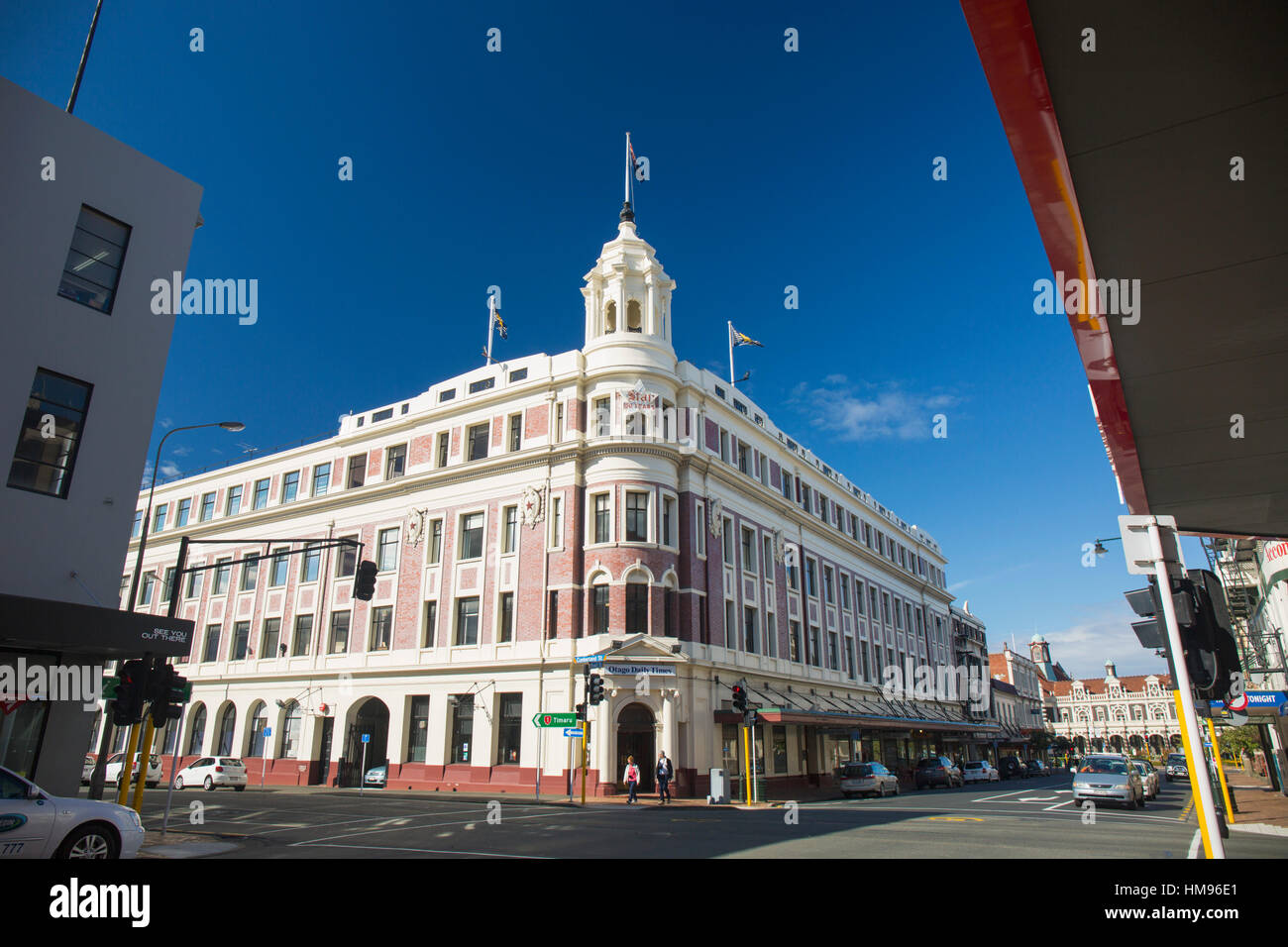 Building on corner road hi-res stock photography and images - Alamy
