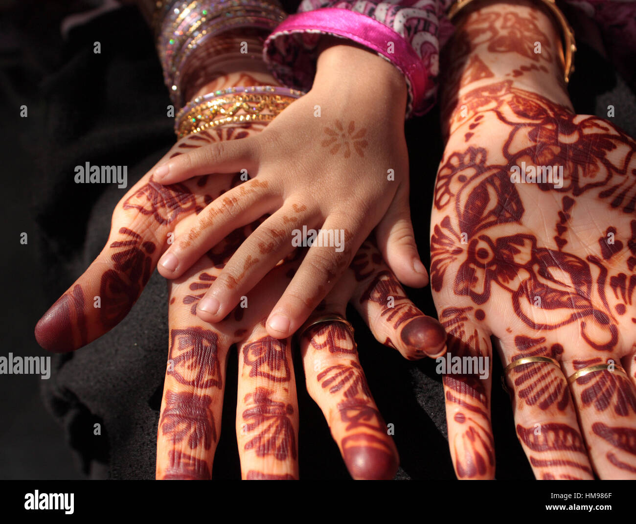 Indian henna prayer hands hi-res stock photography and images - Alamy