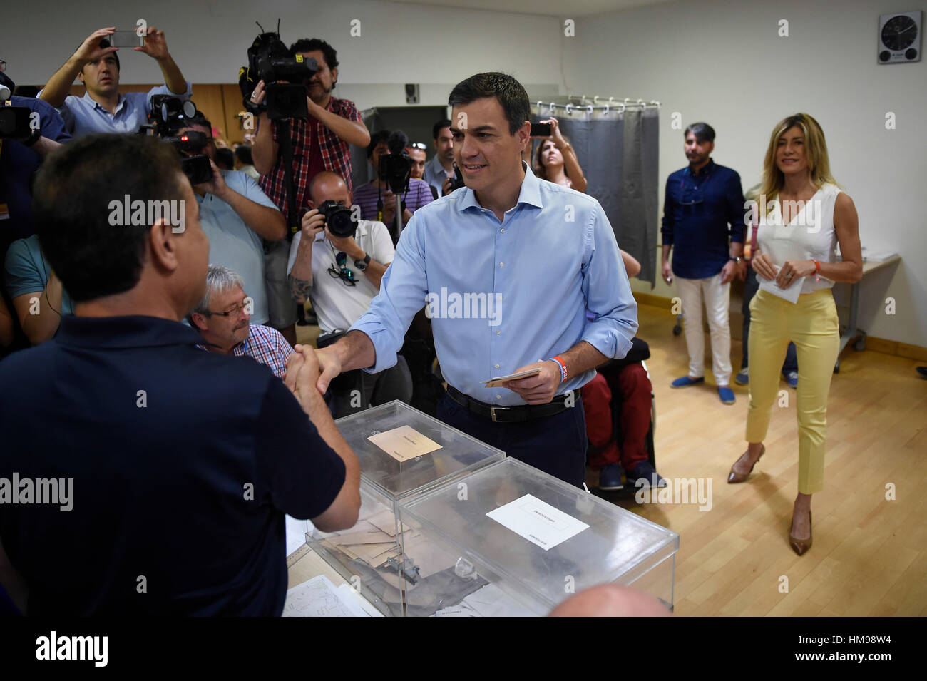 Politician Pedro Sanchez and his wife Begona Gomez voting during the ...