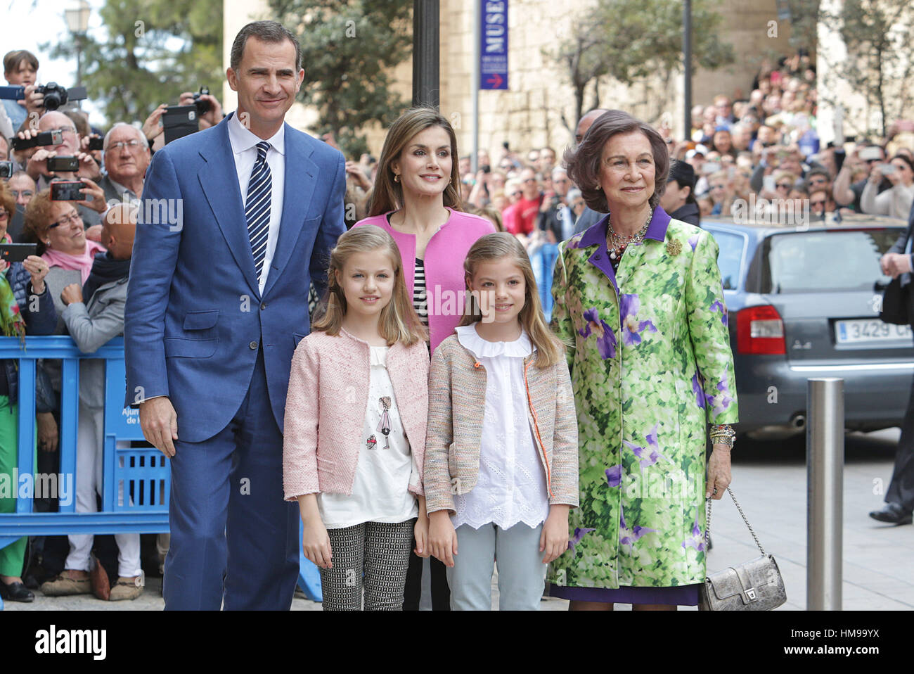 Spanish Kings Felipe VI and Letizia with daughters Princess Leonor and ...