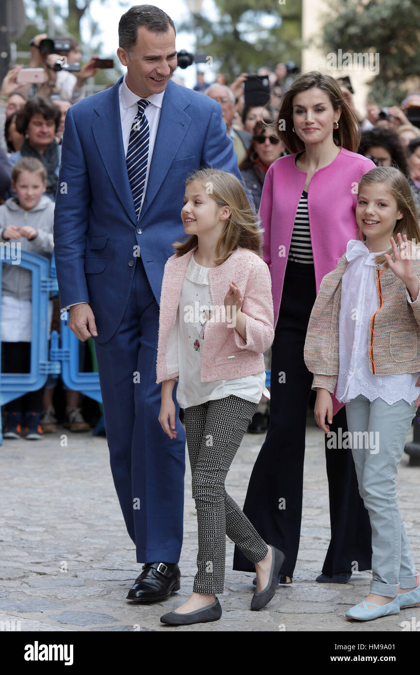 Spanish Kings Felipe VI and Letizia with daughters Princess Leonor and ...