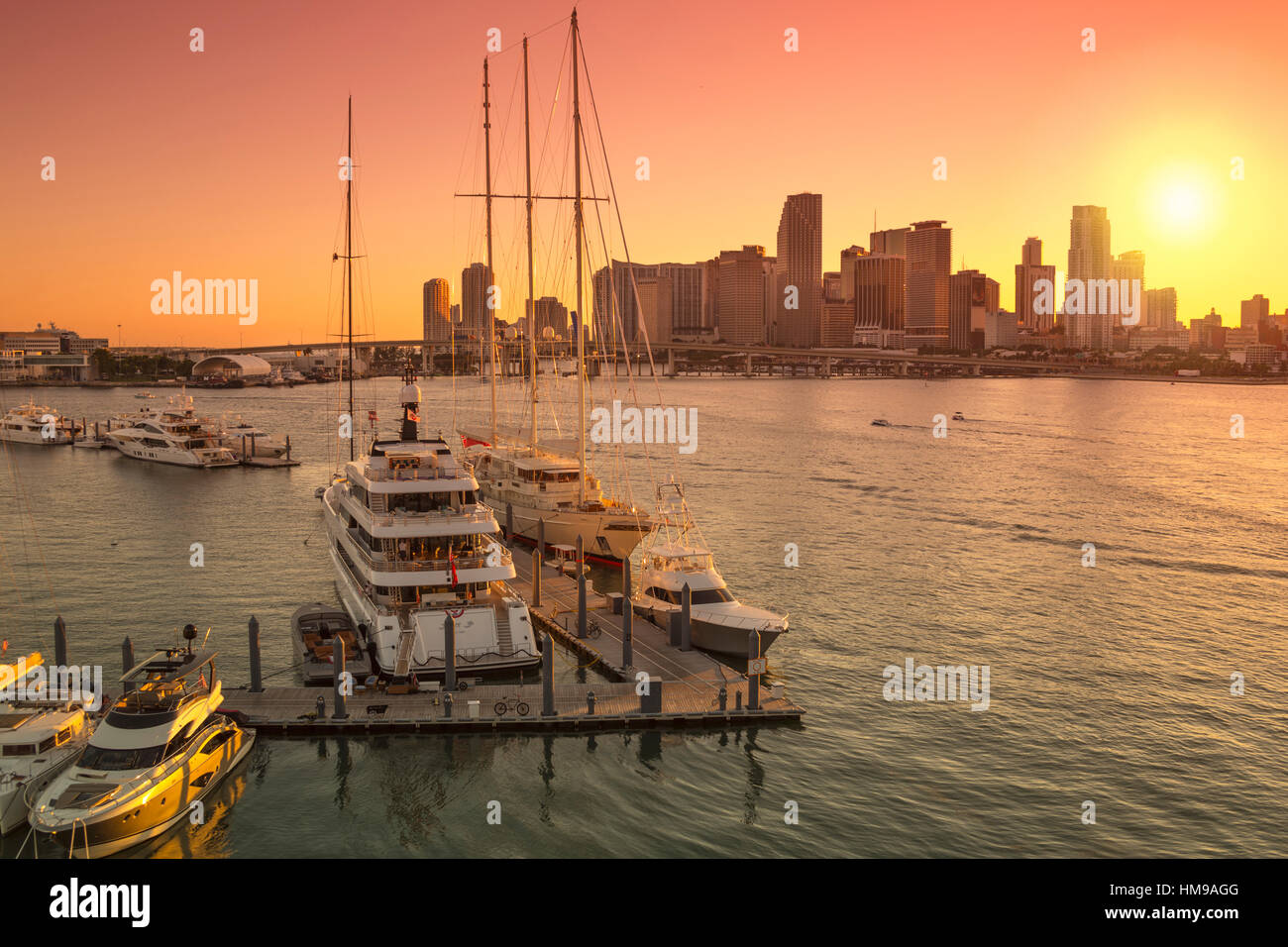 SUPERYATCHS MOORED AT ISLAND GARDENS MARINA WATSON ISLAND DOWNTOWN ...