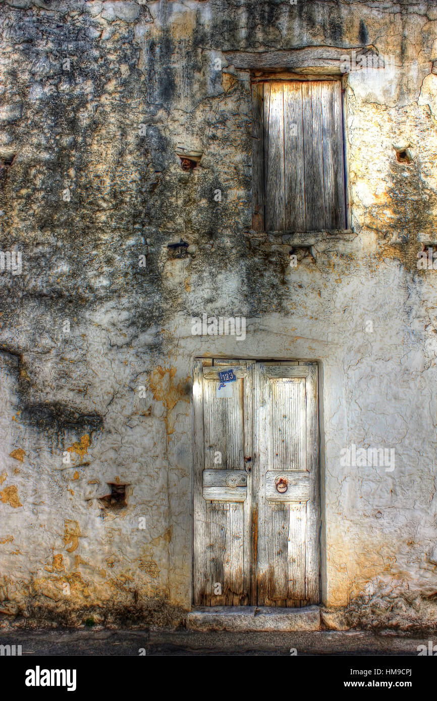 Crumbling wall hi-res stock photography and images - Alamy