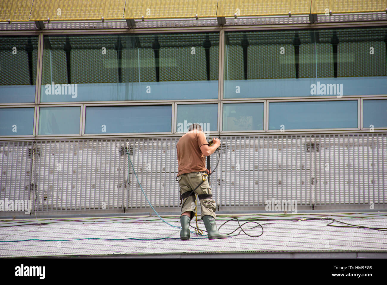 A man pressure washing the pavement Stock Photo - Alamy