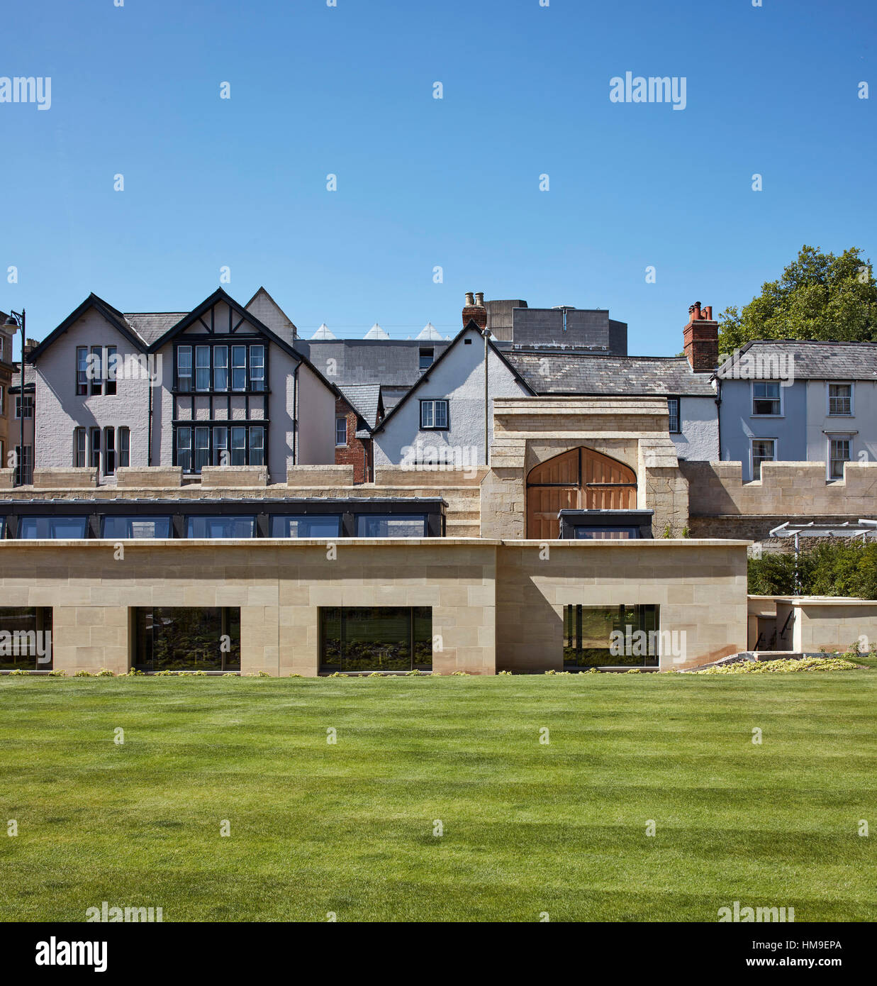 Juxtaposition of new and existing facades. Longwall Library, Oxford, United Kingdom. Architect ...