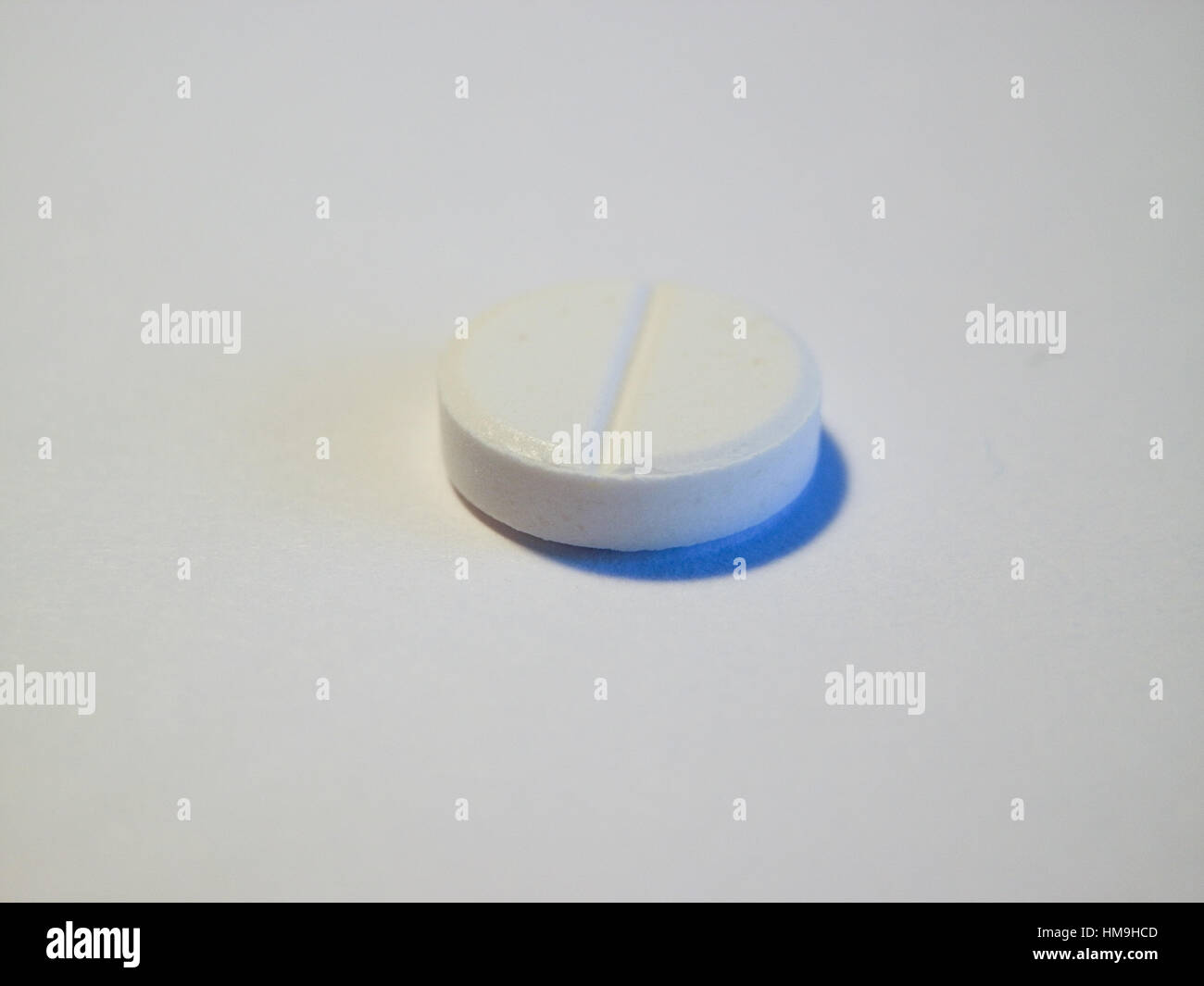 Single medicine drug pill white round one Stock Photo - Alamy